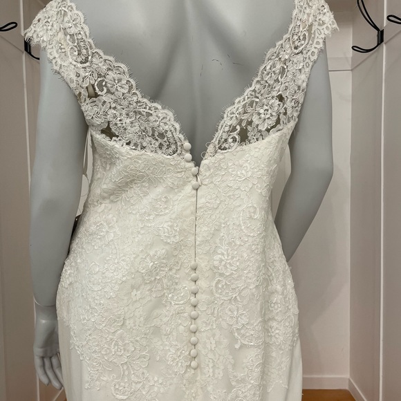 Pronovias | Dresses | Pronovias Yuriana Ivory Lace Sheath Wedding Gown ...